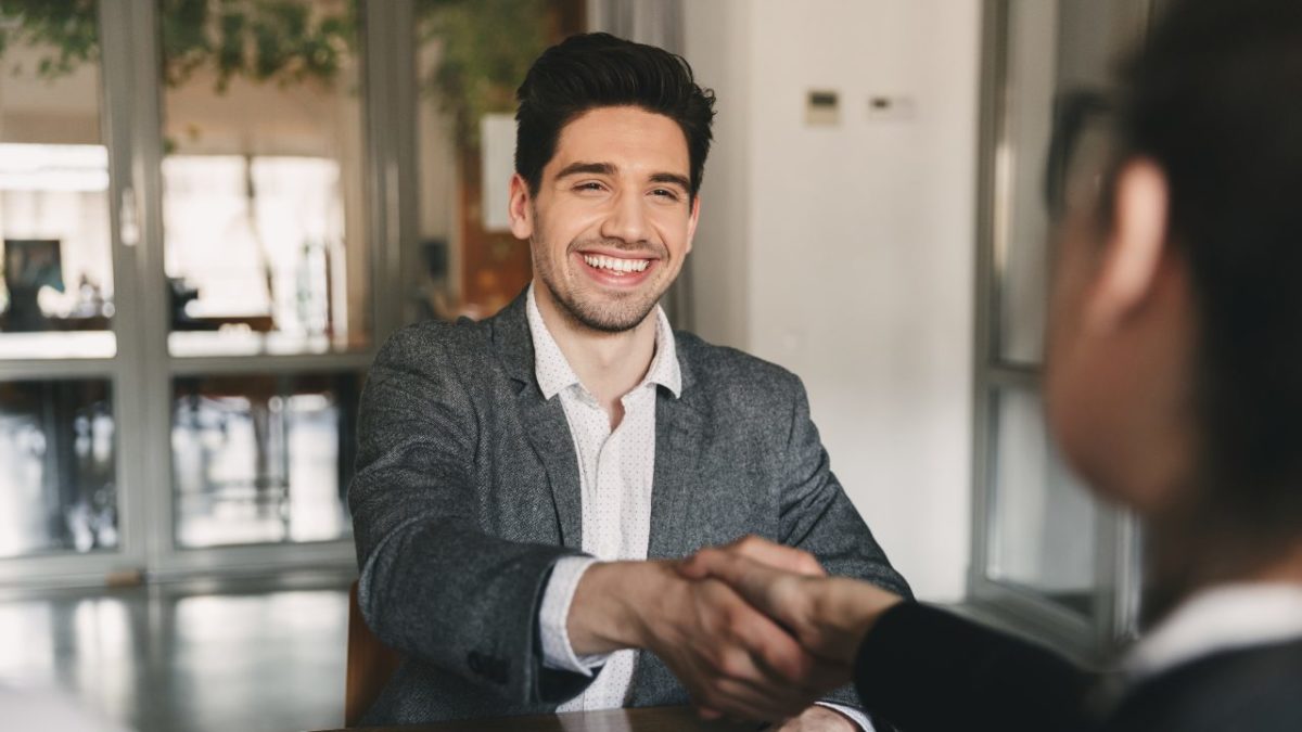 How to Introduce Yourself in a Job Interview to Impress the Employer?